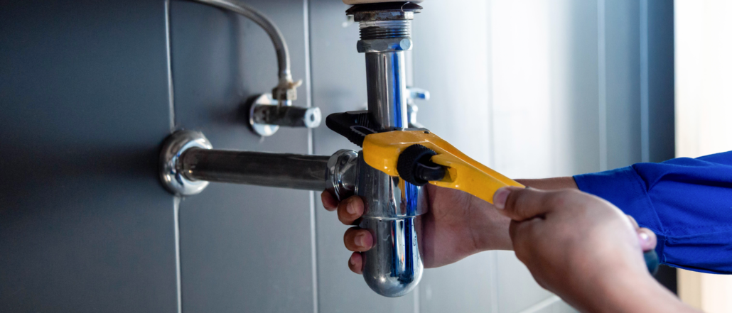 Plumber risks and how plumbing insurance can help - Federated